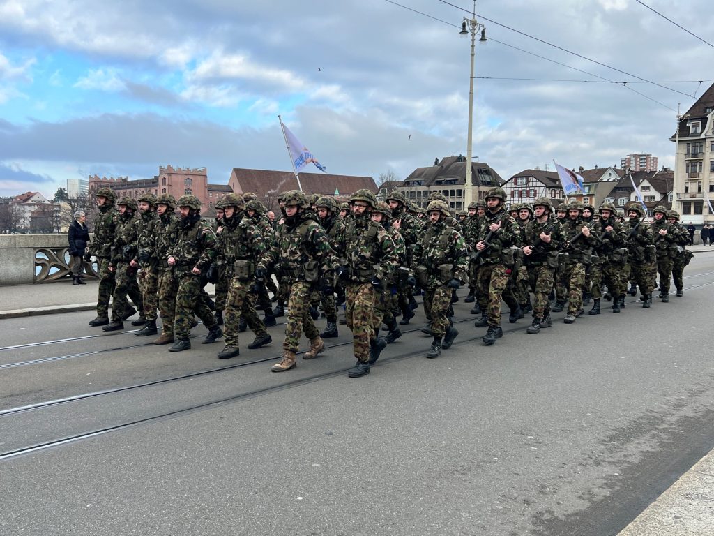 Bataillon marschierte von der Kaserne zum Rathaus | Baseljetzt
