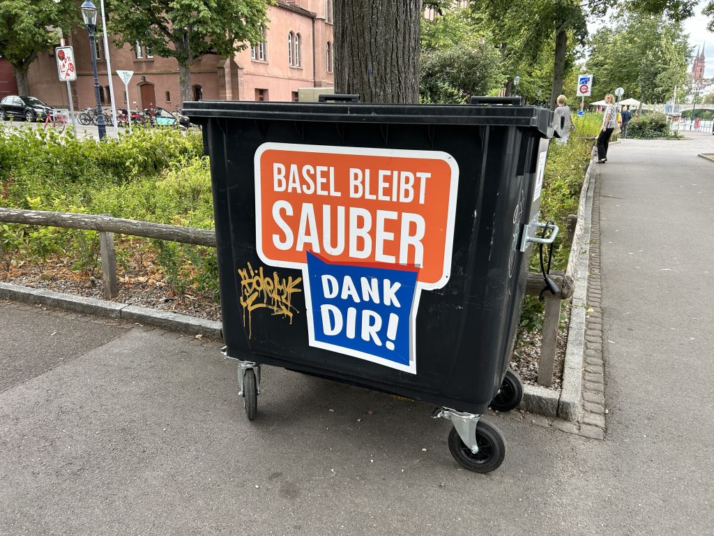 Farbänderung der Container am Rhein | Baseljetzt