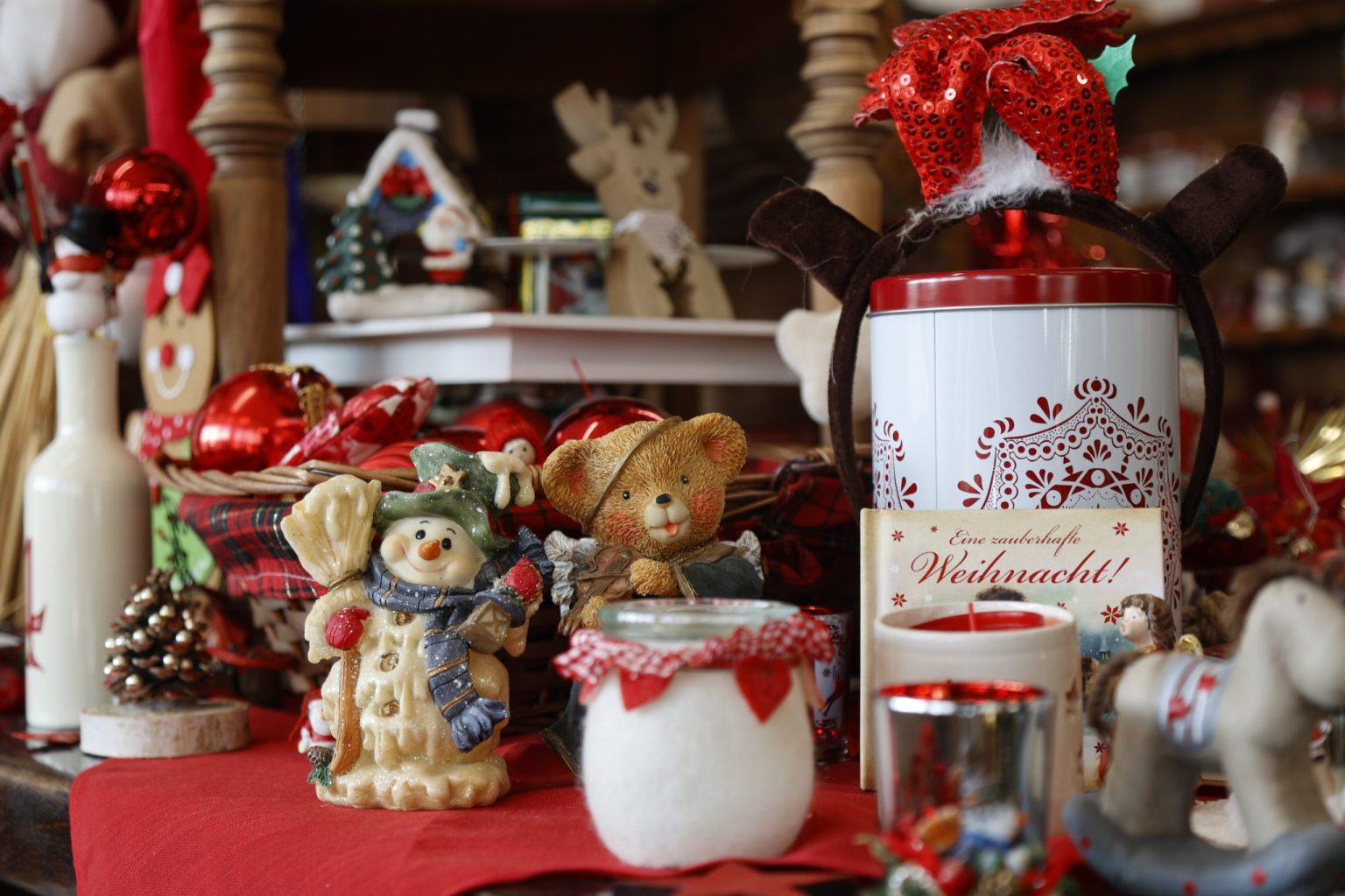 Johann Wanner sucht Weihnachts-Schätze in der Brocki | Baseljetzt